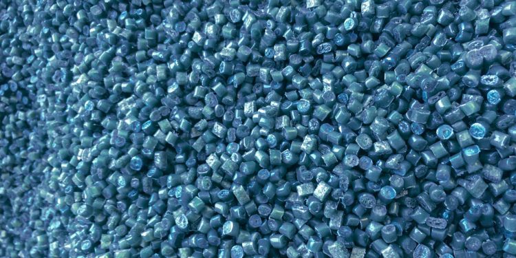Producen el primer "pellet" comercial de plástico 100% reciclado ...